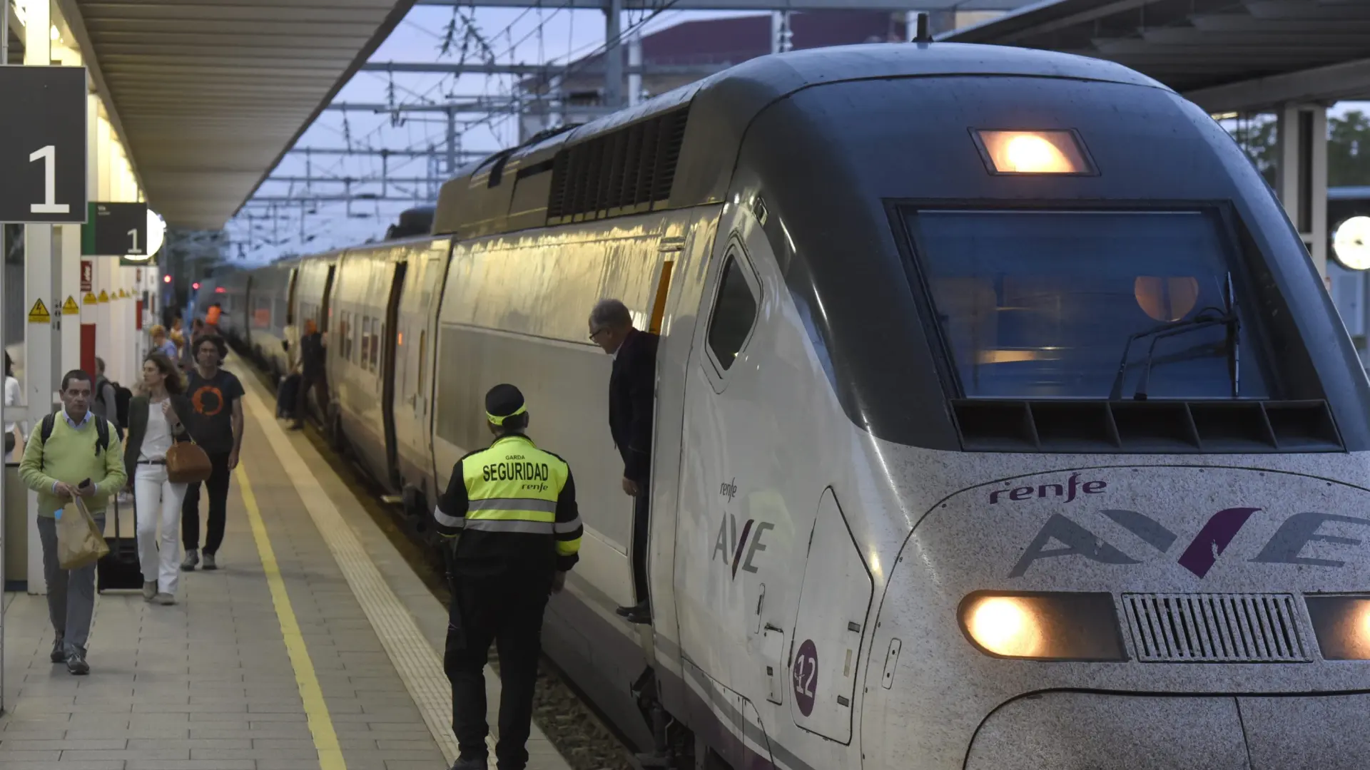 Ils lancent un billet unique AVE et bus pour voyager de Madrid ou ...