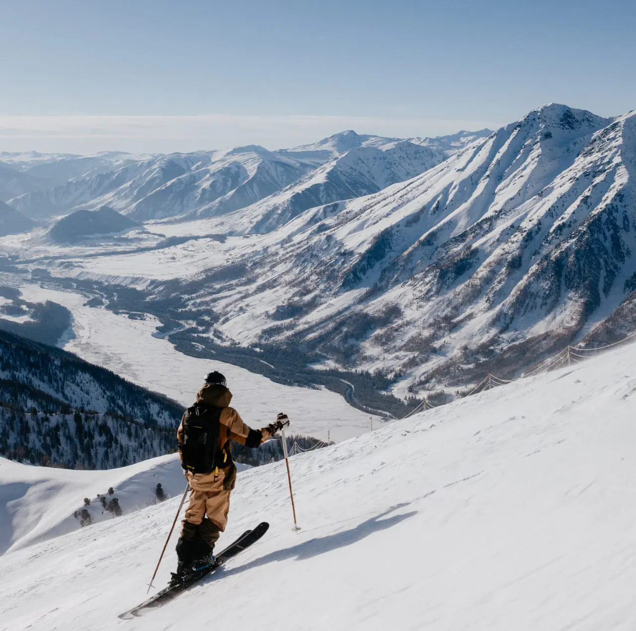 Dans les montagnes de l'Extrême-Altay en Chine, le village de Hemu s ...